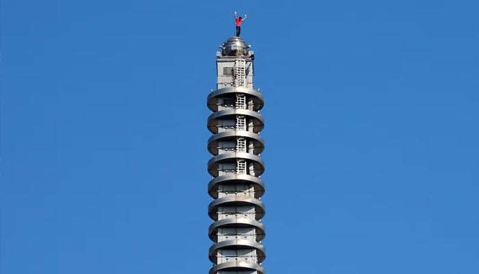 American free-climbs Taiwan’s tallest building