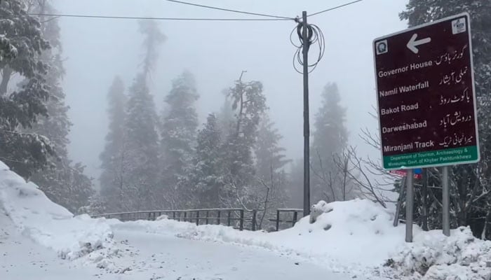 Heavy snowfall disrupts life in Galiyat, Thandiani